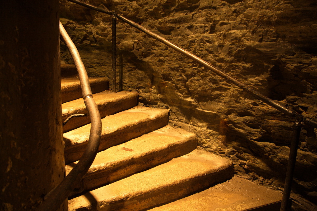 Creepy Stairs 9434 HiRes